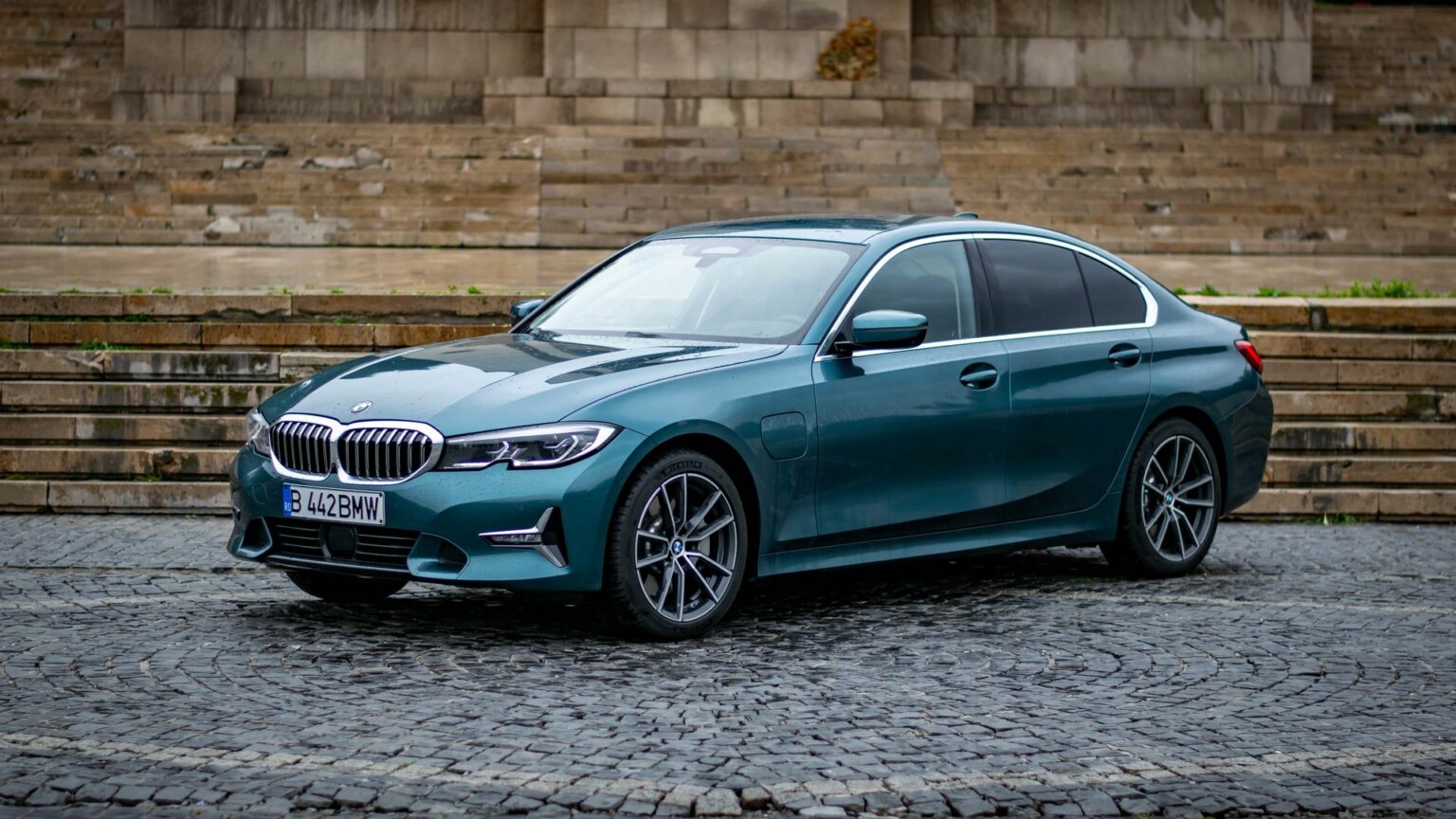 [Video] WhatCar Gives an Award to the BMW 330e