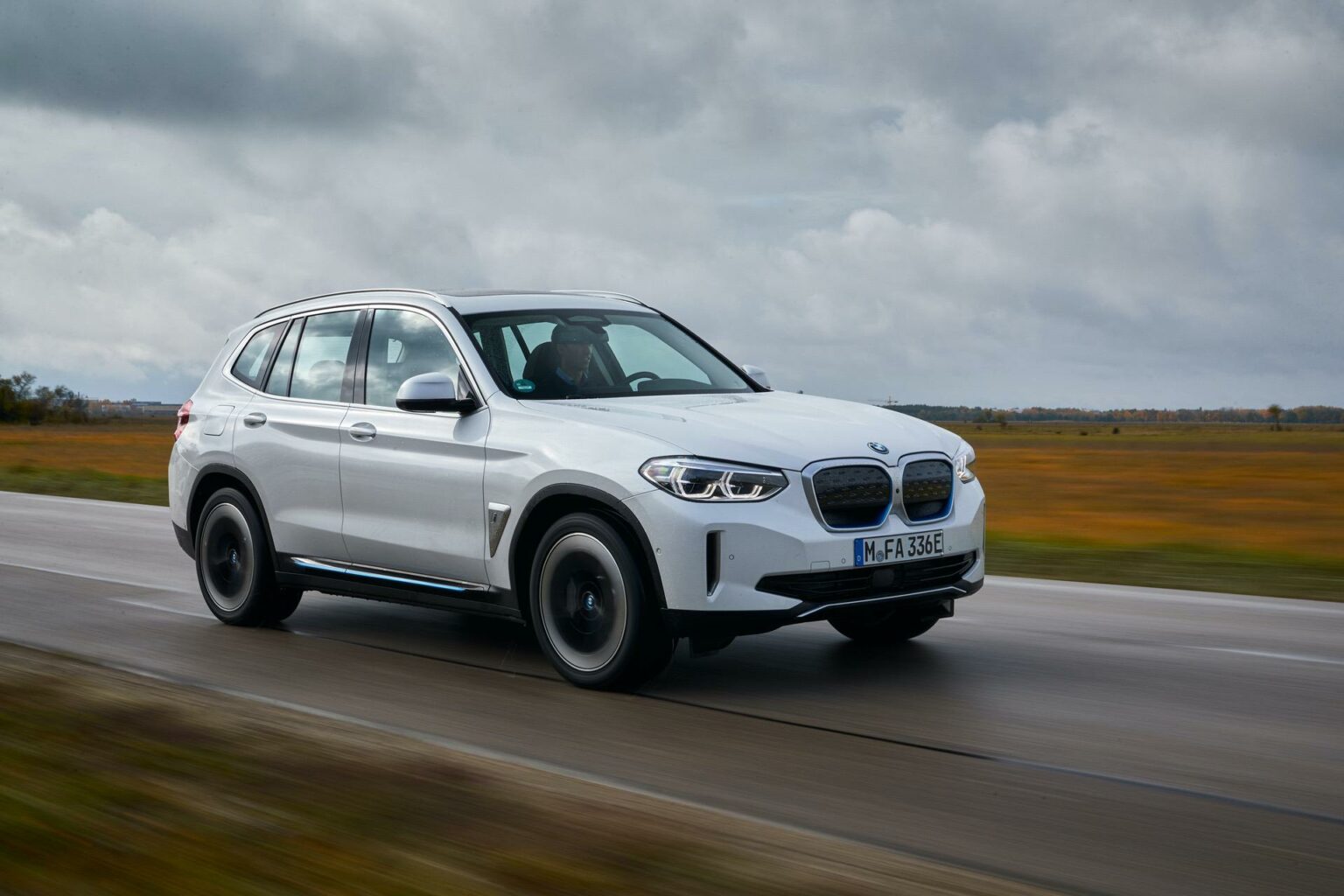 [Video] BMW iX3 reviewed by Carwow