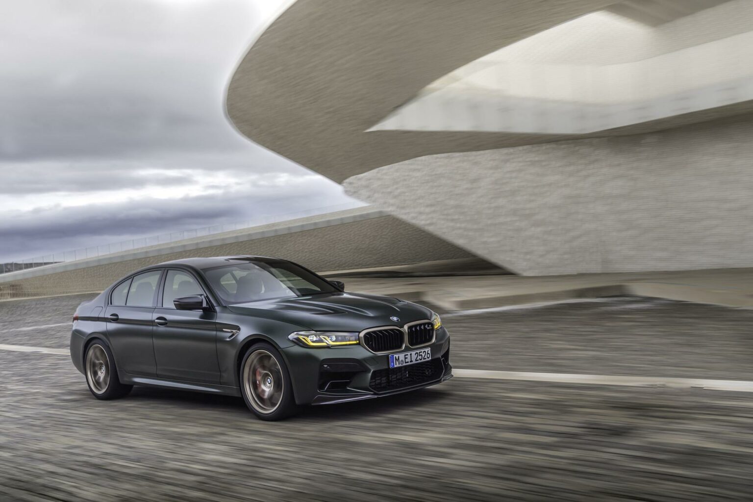 [Video] The latest BMW M5 CS vs Dodge Charger Hellcat Redeye