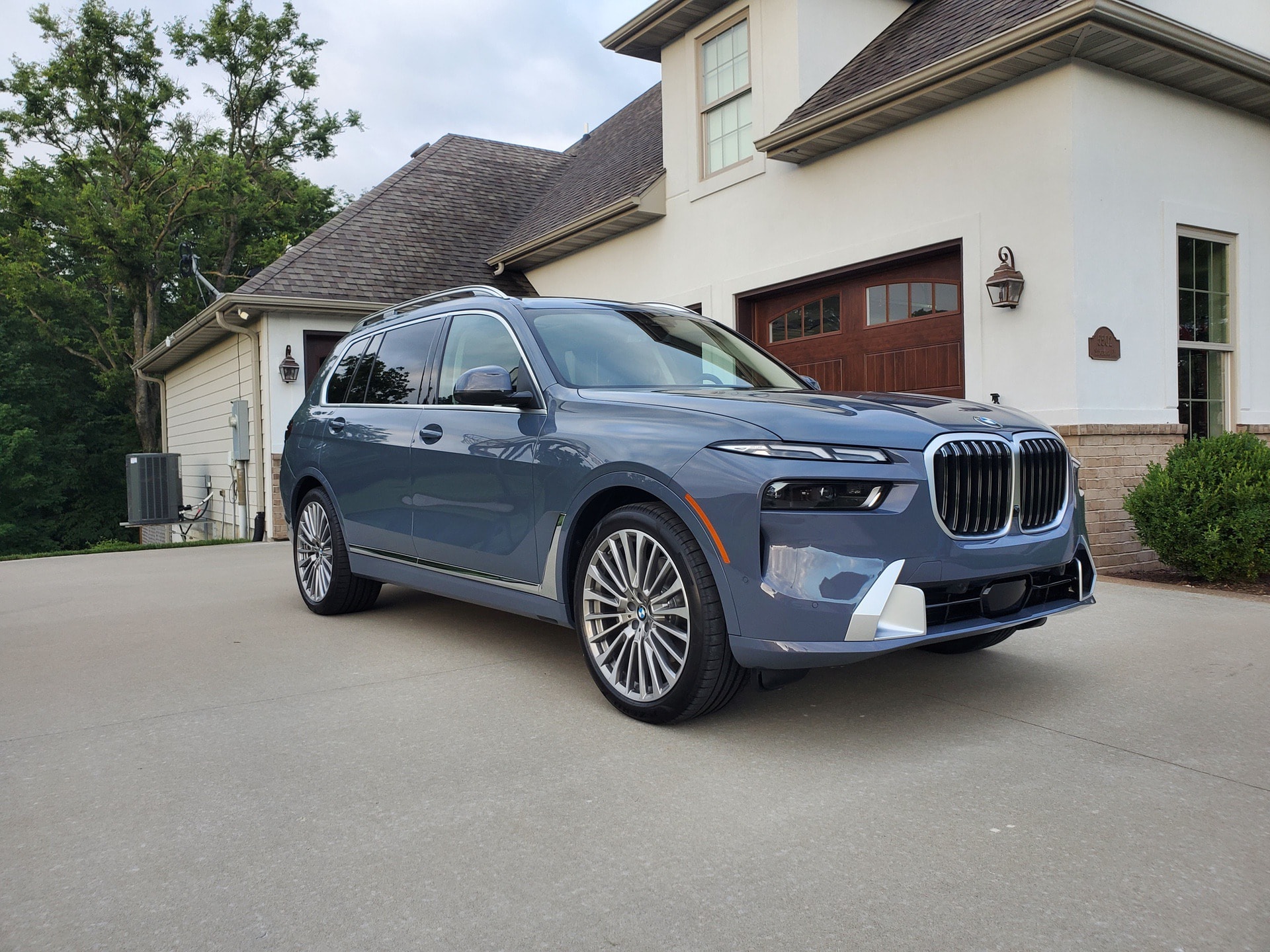 Look: 2023 BMW X7 Facelift in Sparkling Copper Metallic - BMW.SG