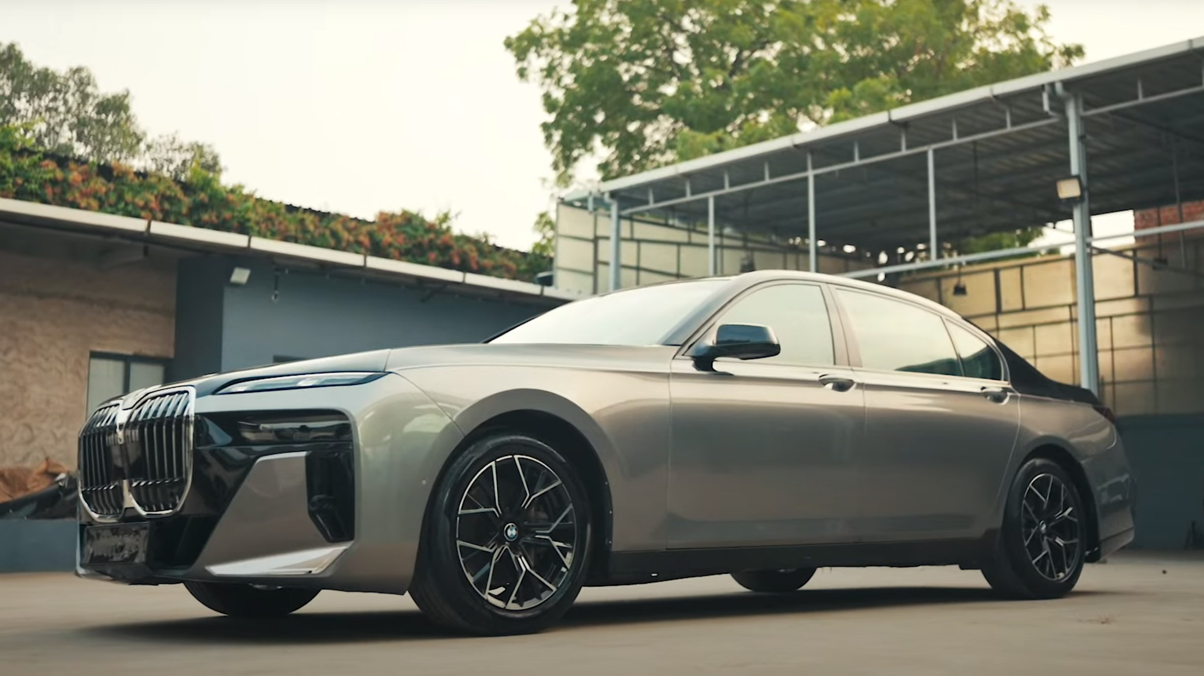 15-Year-Old BMW 7 Series Turned Into a Bold Next-Gen Stunner - BMW.SG ...