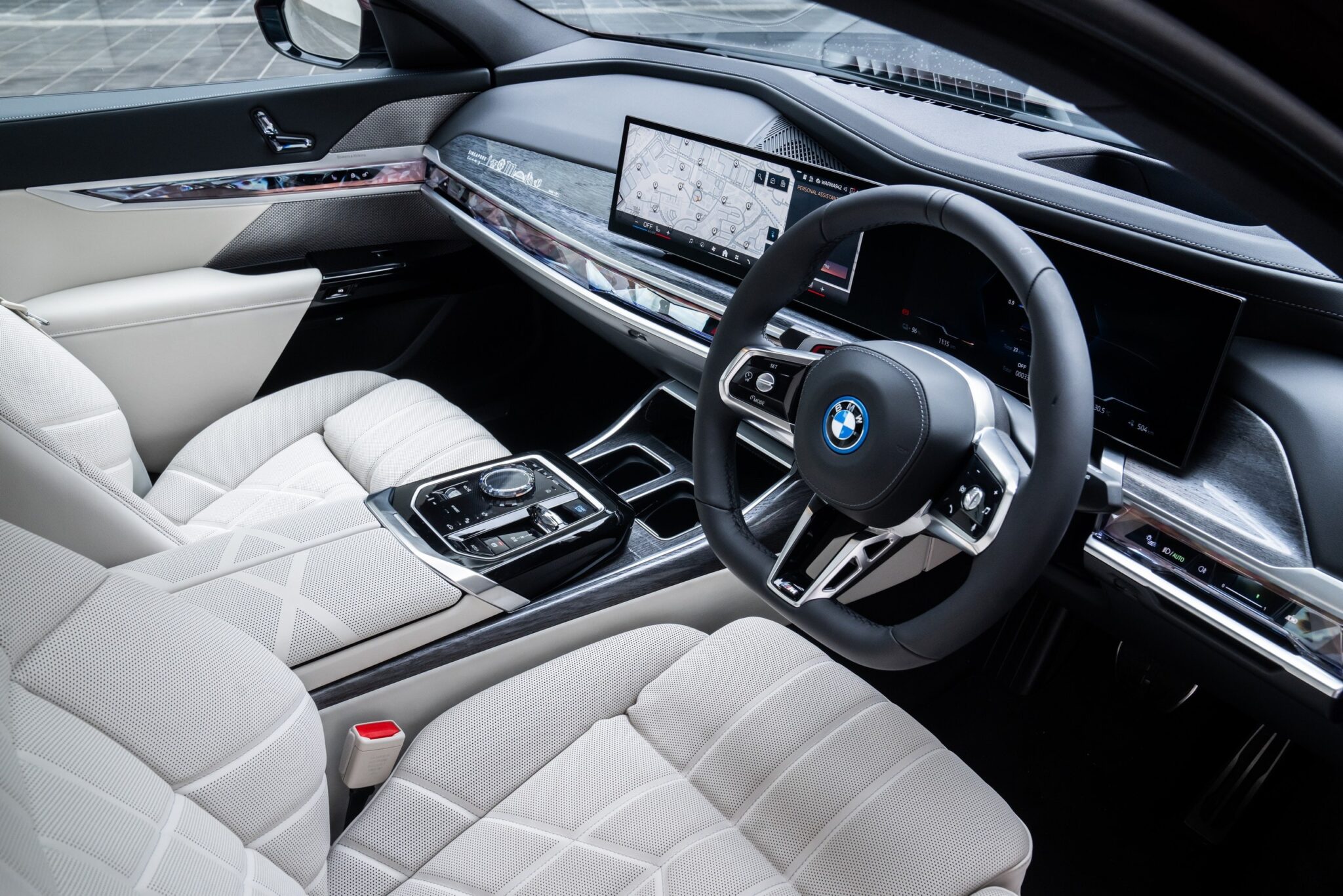 BMW i7 Singapore Icons Debuts in Dazzling Madeira Red Finish - BMW.SG ...